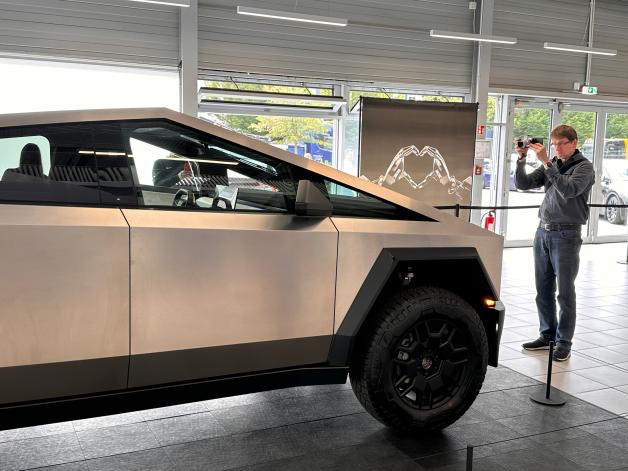 Tesla zeigt neuen Cybertruck in Hamburg: Das sind die Reaktionen