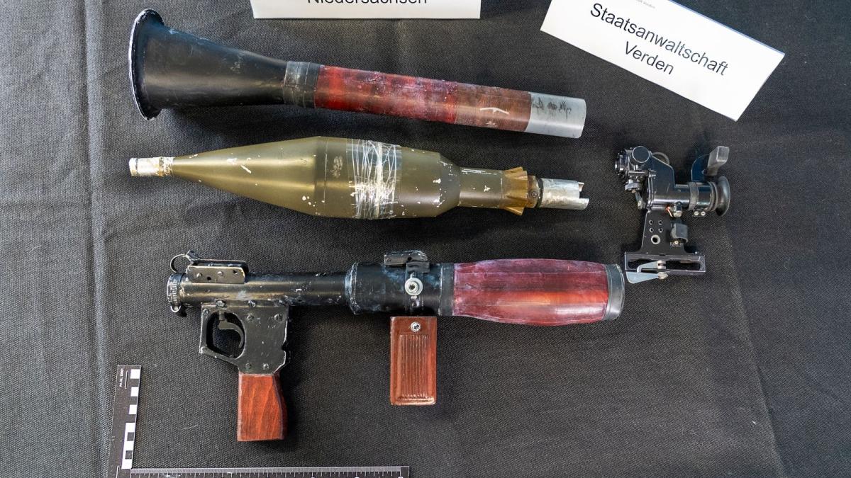 Ex-RAF-Terroristin Klette: Polizei zeigt Waffenfunde aus Wohnung