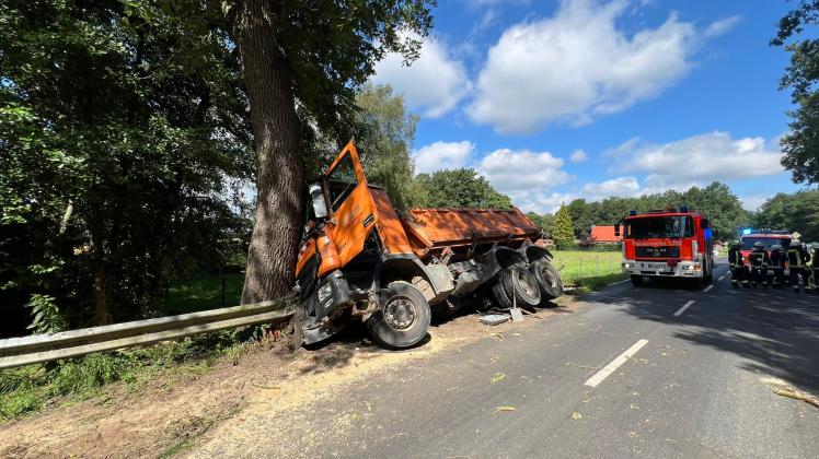 Lastwagen prallt auf Bawinkeler Damm in Meppen gegen Baum