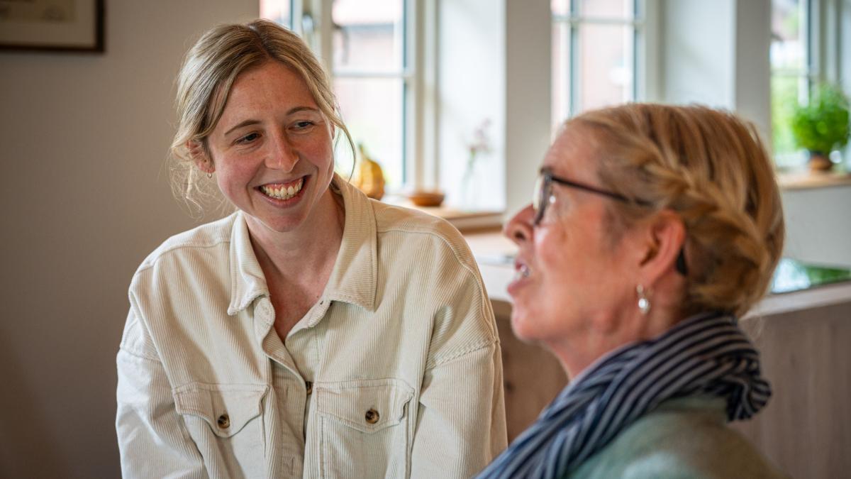 Pflegefall Mama: Tochter wird jung zur pflegenden Angehörigen