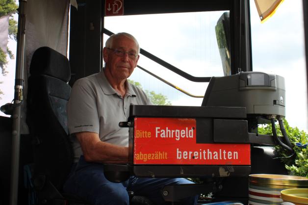 Schuby: Busfahrer Hans Thomsen geht nach 52 Jahren in Rente