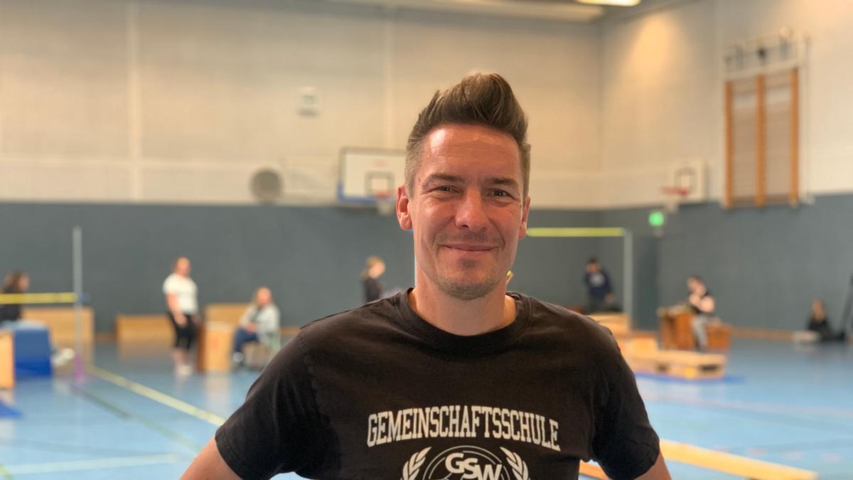 Martin Bujack vermittelt Schülern in Wilster Spaß am Sport