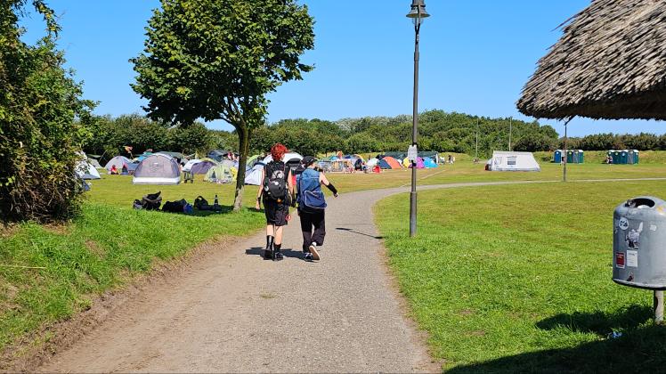 Protestcamp umgezogen: Punks auf Sylt zelten jetzt auf Festwiese