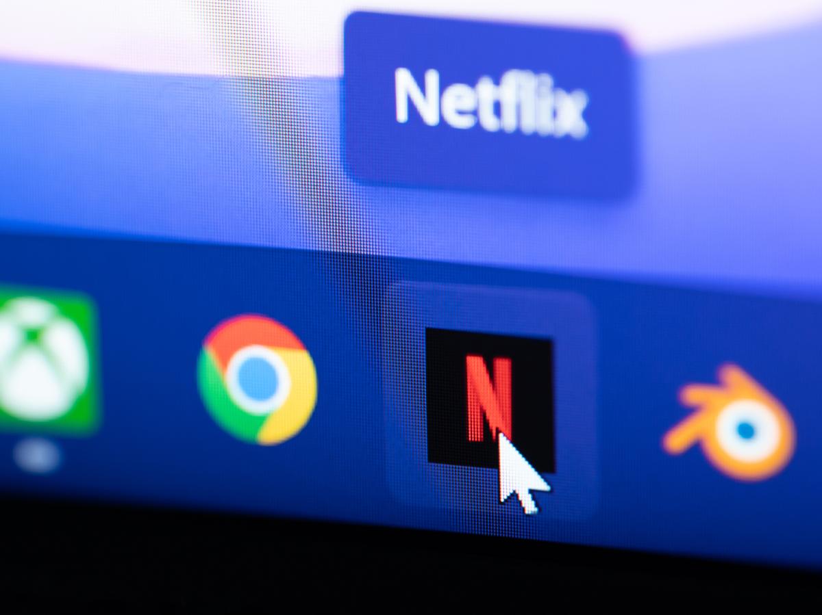 Netflix Symbol Für Den Desktop Eine Person, Die Einen Laptop Mit Dem
