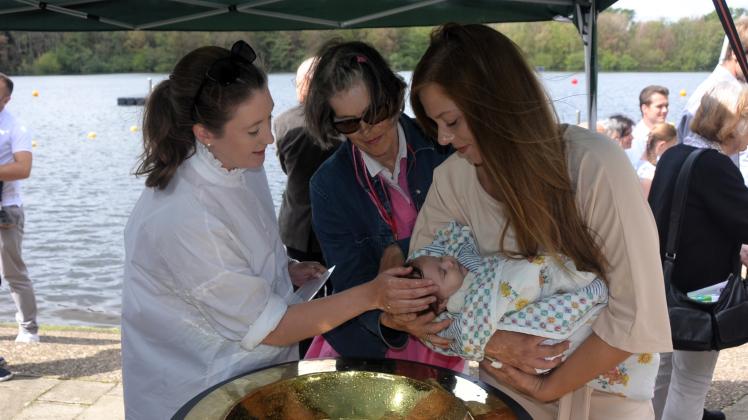 14 Kinder beim ersten Tauffest am Darnsee in Bramsche getauft