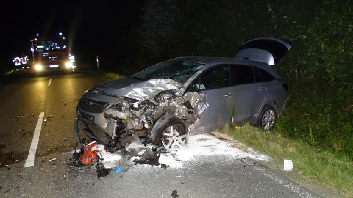 Unfall in Grube: Auto kracht in Transporter, zwei Schwerverletzte