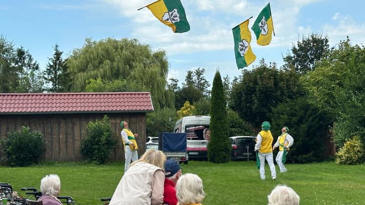 Kremper Fahnenschwenker bei Sommerfest des Landhaus Glückstadt