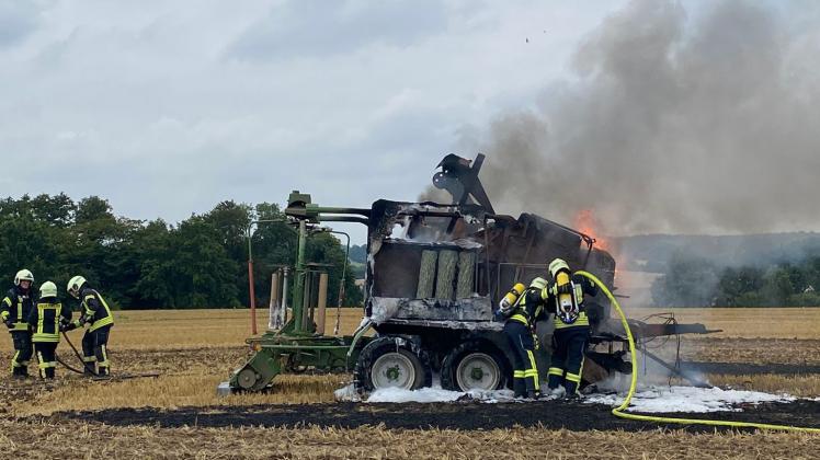Feuerwehreinsatz in Sierhagen: Rundballenpresse fängt Feuer