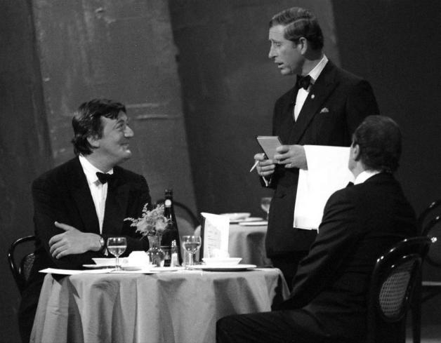 Stephen Fry über die Holocaust-Geschichte seiner Familie | NOZ