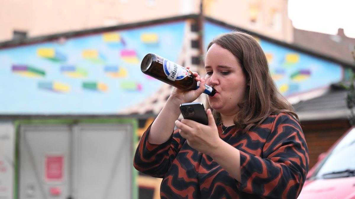 Grünen-Chefin Ricarda Lang reagiert auf virales Bierflaschen-Meme