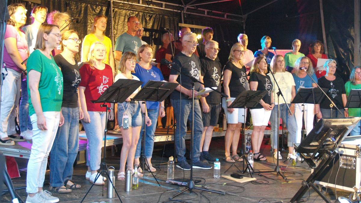 Hohenwestedt: Zuhörer singen gemeinsam mit dem Chor „CrossSing“