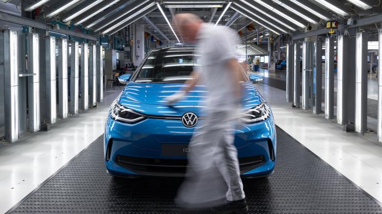 VW kündigt Job-Garantie auf – ab wann Entlassungen möglich sind | NOZ