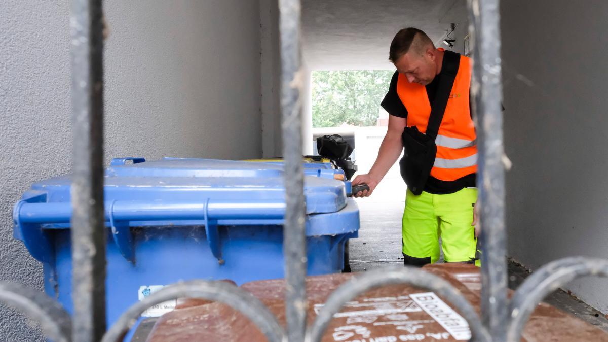 Osnabrücks Mülltonnen kriegen Chip: Mitarbeiter auf Tonnen-Suche