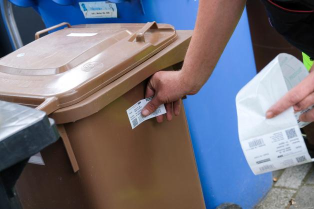 Osnabrücks Mülltonnen kriegen Chip: Mitarbeiter auf Tonnen-Suche