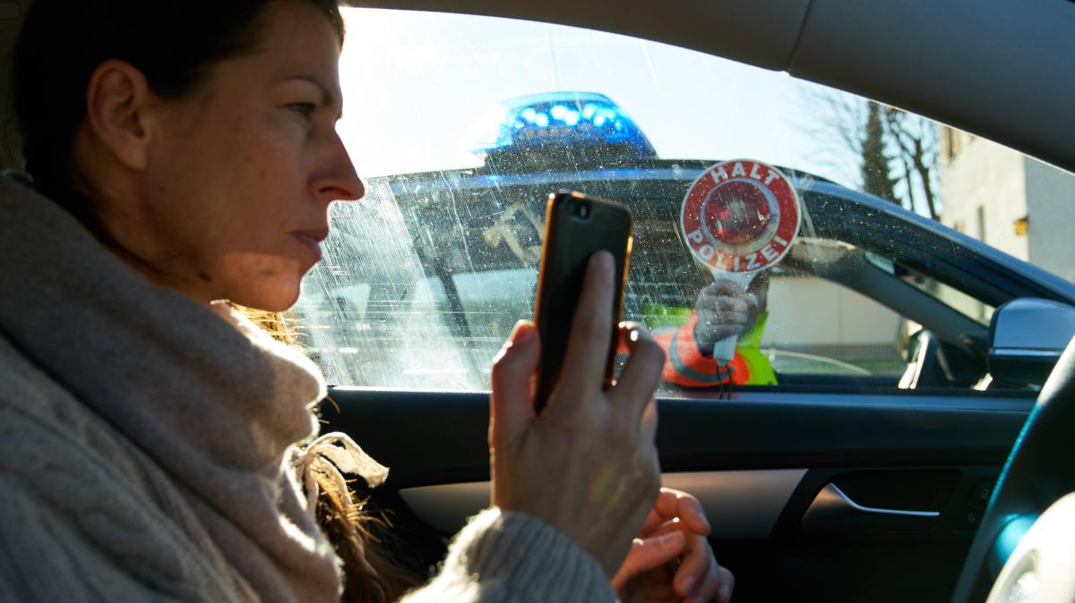 Handy am Steuer: Das ist erlaubt – und so hoch sind die Strafen