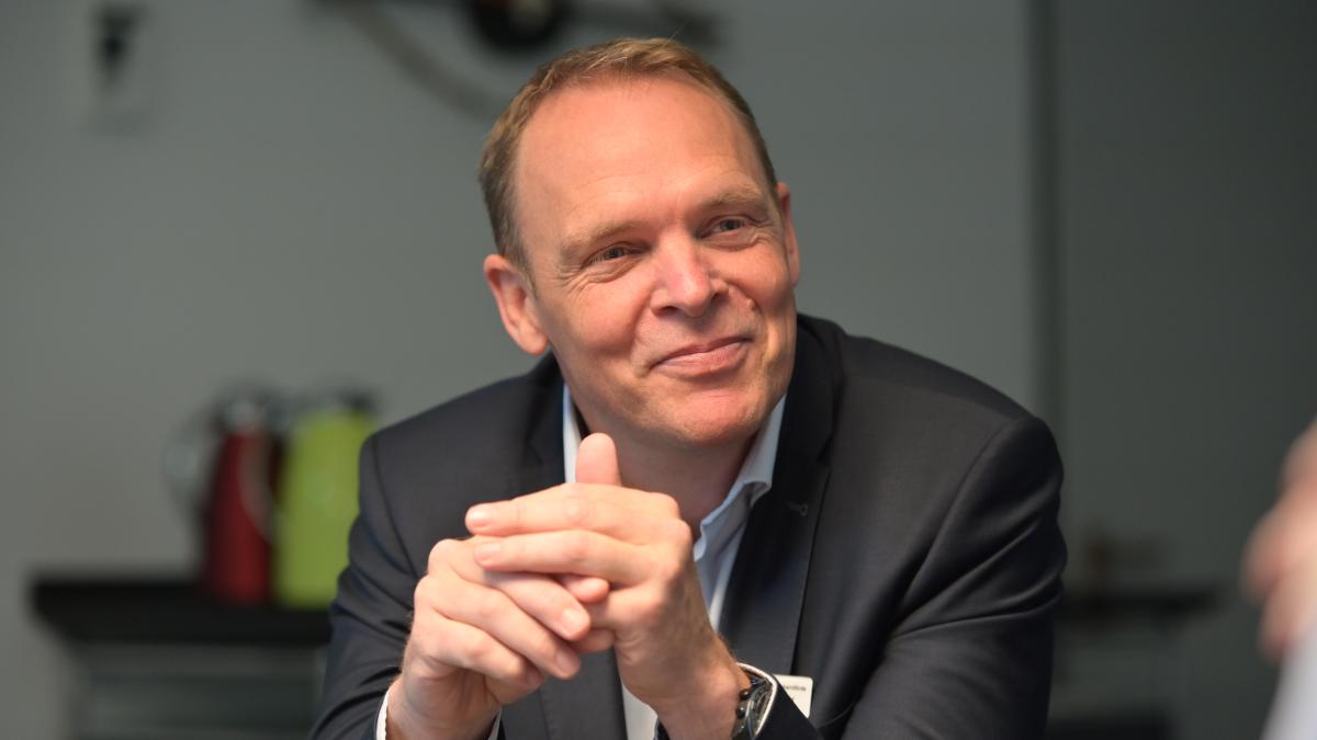 Rendsburg Landrat Ingo Sander über Busse, Geld und Stau am Tunnel