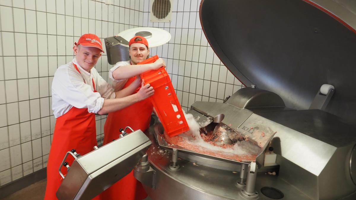 Wurst von Konny Reimann: Fleischer-Azubis helfen dem Auswanderer