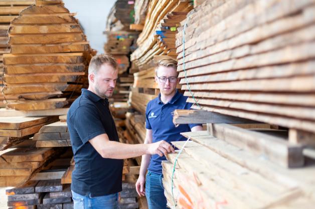 Unternehmen aus Meppen: So wird aus Holz ein individueller Tisch