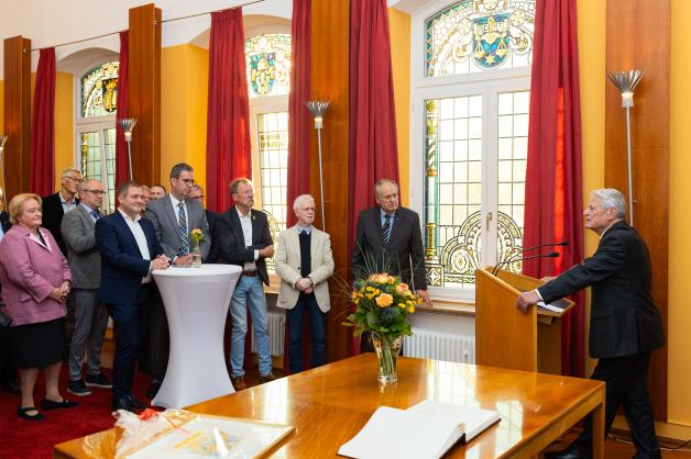So locker zeigt sich Ex-Bundespräsident Joachim Gauck in Melle