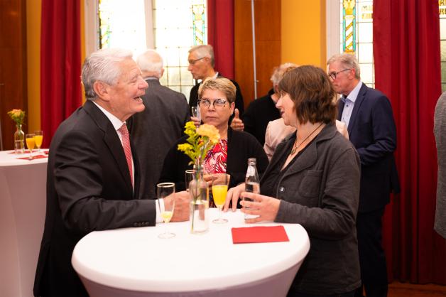 So locker zeigt sich Ex-Bundespräsident Joachim Gauck in Melle