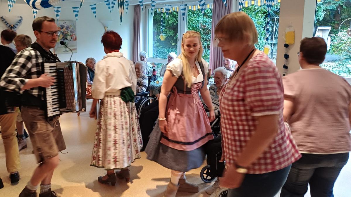 Tanzen, jodeln und schunkeln: Oktoberfest im Haus Dorette | NOZ