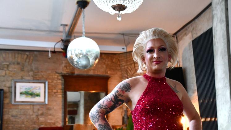 Darum möchte Dragqueen Donatella aus Flensburg ins Trash-TV