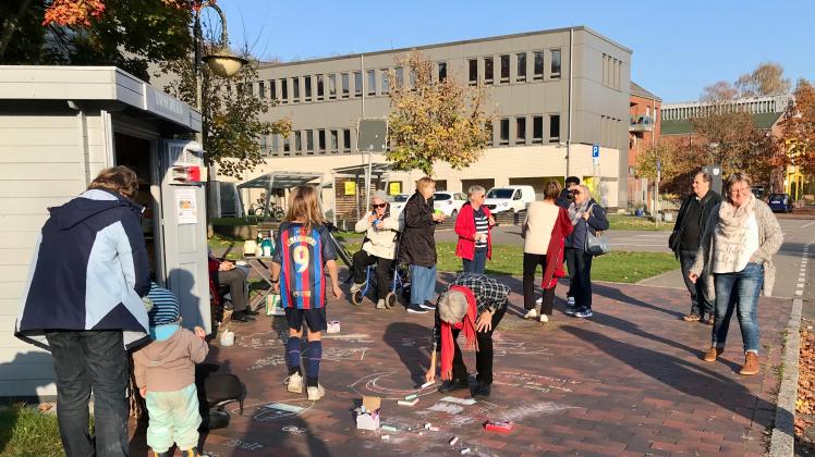 Bürger von Kellinghusen malen ihre Wünsche aufs Straßenpflaster | SHZ