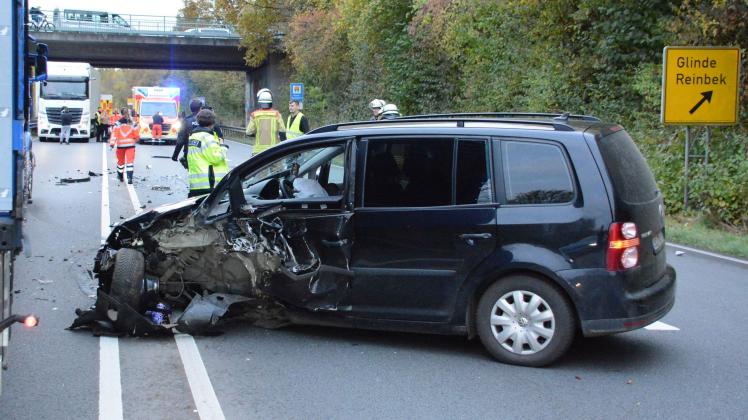 Schwerer Unfall auf K80 in Reinbek: Verletzte bei Zusammenstoß