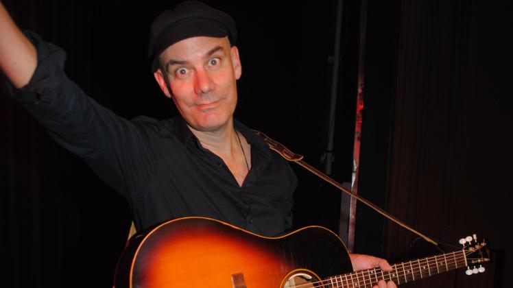 James Harries begeistert im Savoy mit magischer Mischung