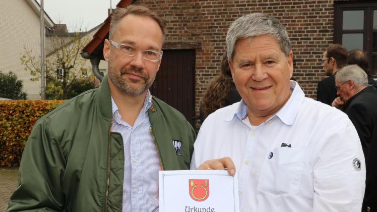 Holm ehrt Karateka Mike Stengel: schwarze Medaille ist besonders