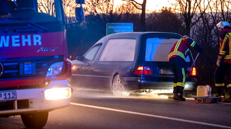Leichenwagen gerät auf der B200 bei Haurup in Brand