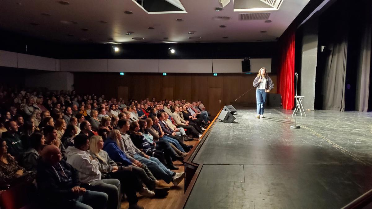 Comedy Flash in Eckernförde: Ausverkaufte Halle und derbe Witze. | SHZ
