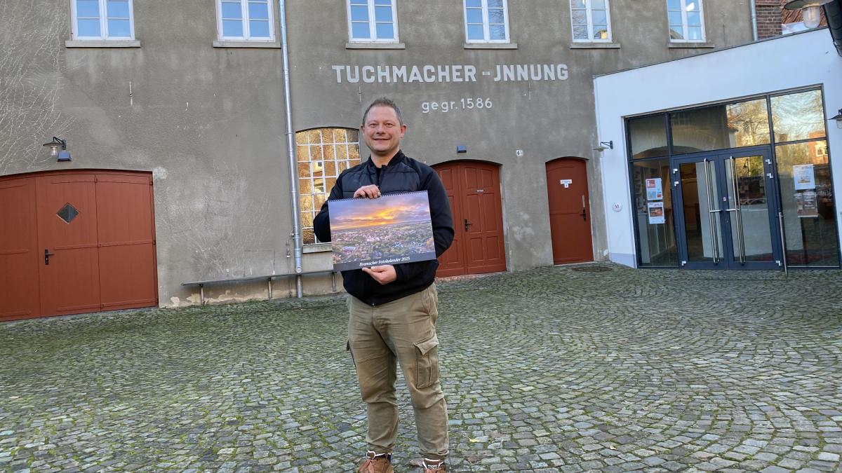 Christian Senft stellt seinen Bramscher Fotokalender 2025 vor