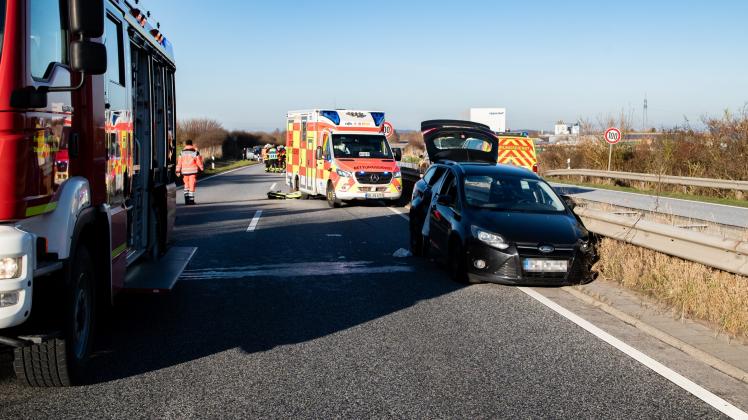 Schwerer Unfall auf A1 bei Oldenburg: Ein Toter, fünf Verletzte