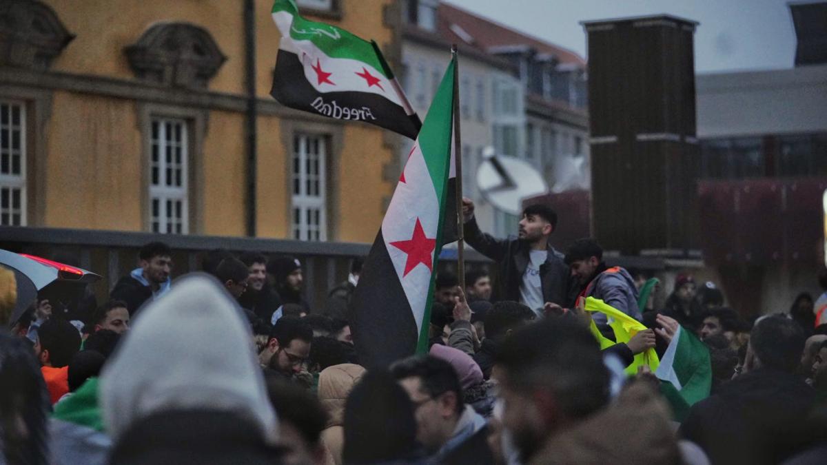 Hunderte Syrer feiern Assad-Sturz im Osnabrücker Schlossgarten