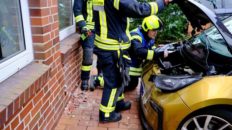 Unfall: E-Auto kracht gegen Hauswand in Rellingen