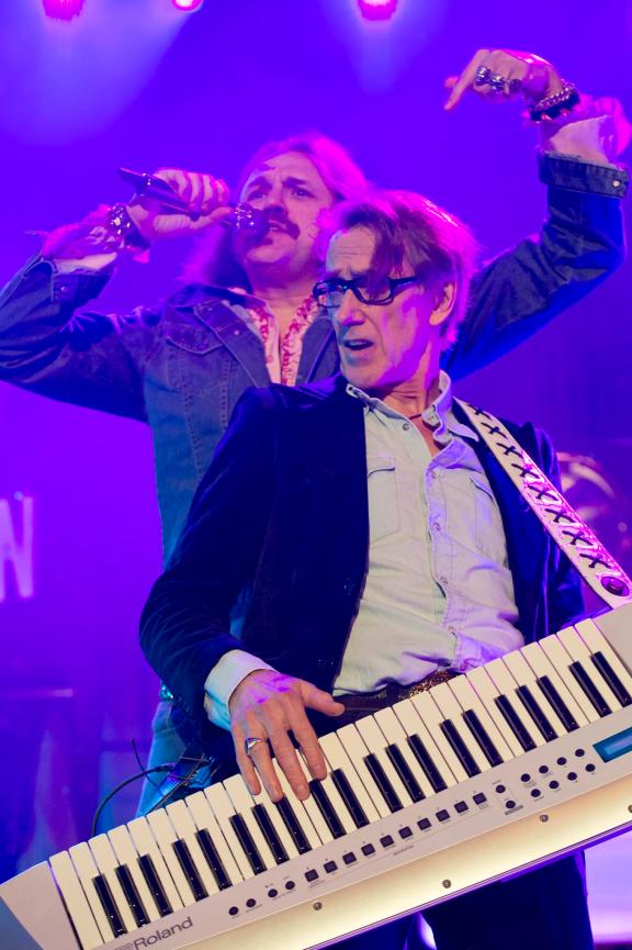 Christian Steiffen feiert mit Publikum in der Osnabrück-Halle