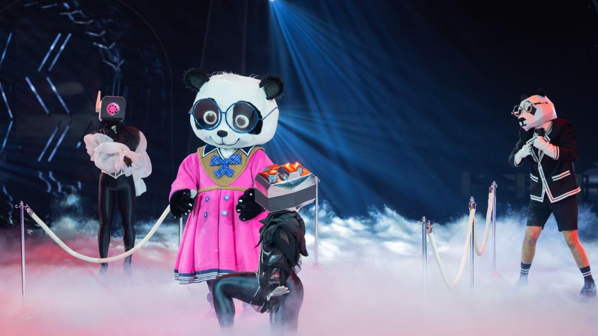 „Masked Singer“: Sängerin Loi steckt im Panda-Kostüm und gewinnt