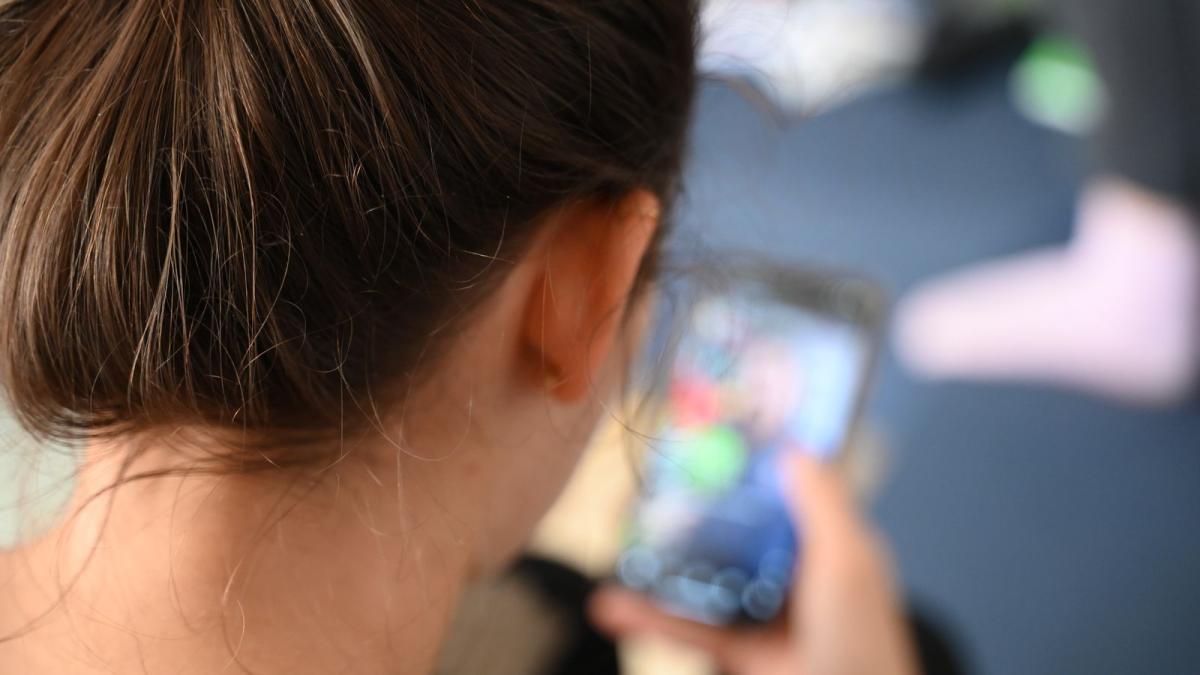 Tipps: Was kann ich tun, wenn mein Kind nur am Handy sitzt?