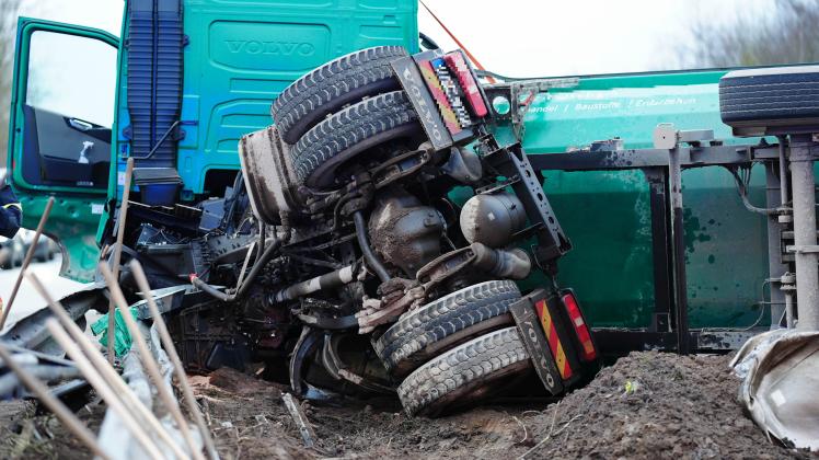 Unfall auf A21 bei Tremsbüttel: Lkw kippt um und verliert Sand