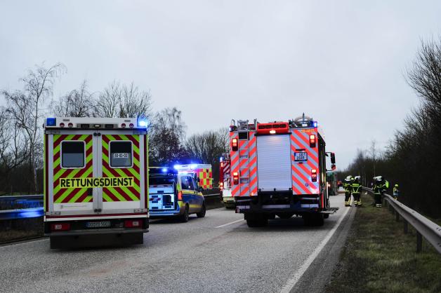 Unfall auf A21 bei Tremsbüttel: Lkw kippt auf der Autobahn um