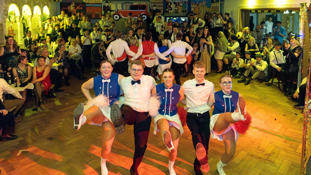 Karneval 2025: Rote Kappen feiern in Ascheffel