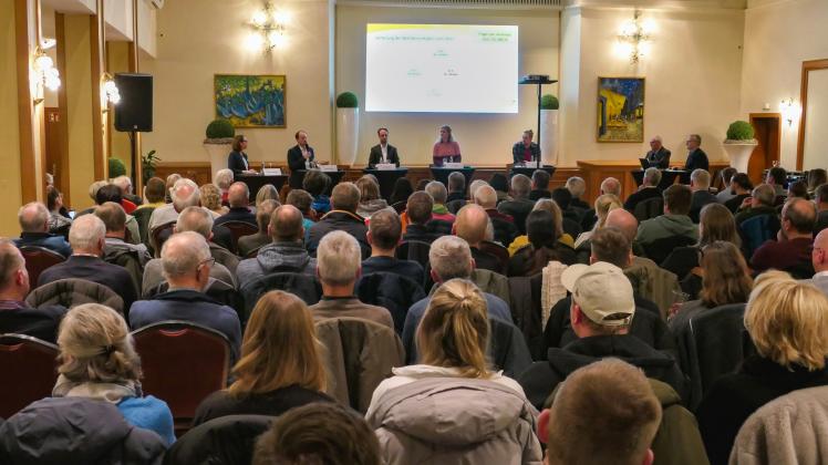 Hunderte verfolgen in Rulle Debatte der Bundestagskandidaten
