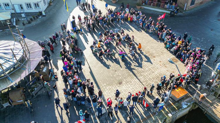 Flashmob in Eckernförde vom Aktionsbündnis Hüttener Berge
