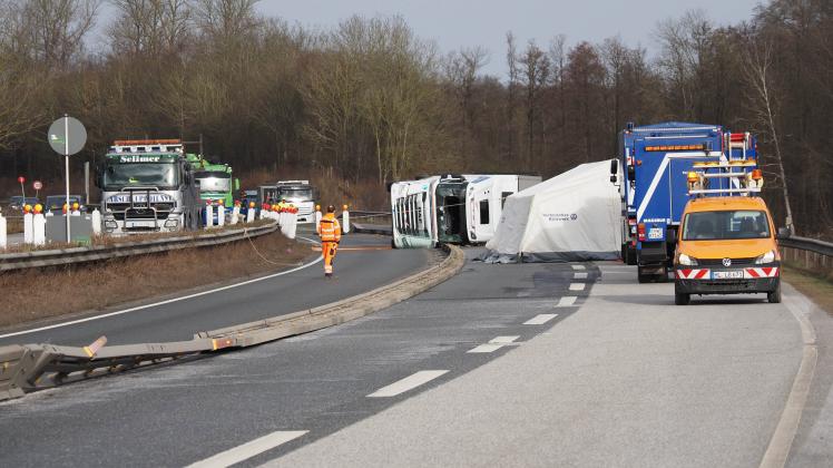 Unfallserie A21: Erneut Schweinelaster bei Bad Oldesloe umgekippt