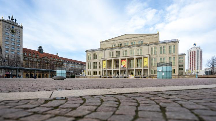 Mann zeigt während Vorführung in der Oper Leipzig den Hitlergruß