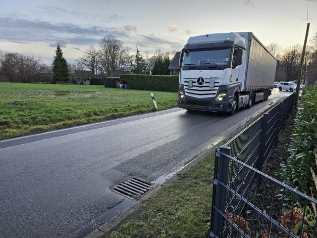 Unfallgefahr: In Oldendorf quetschen sich Lkw durch enge Straßen