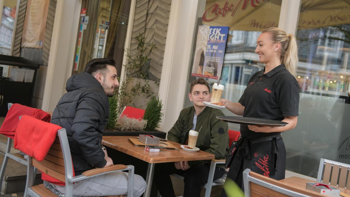 Im Café und Restaurant: So kommunizieren Kellner über ihre Kunden