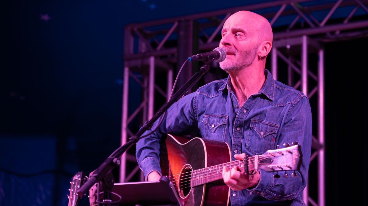 Jon Flemming Olsen gibt Konzert im Zirkuszelt in Kellinghusen