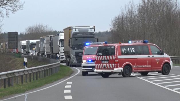 Schwerer Unfall auf B213 in Löningen: Frau fährt unter Lkw